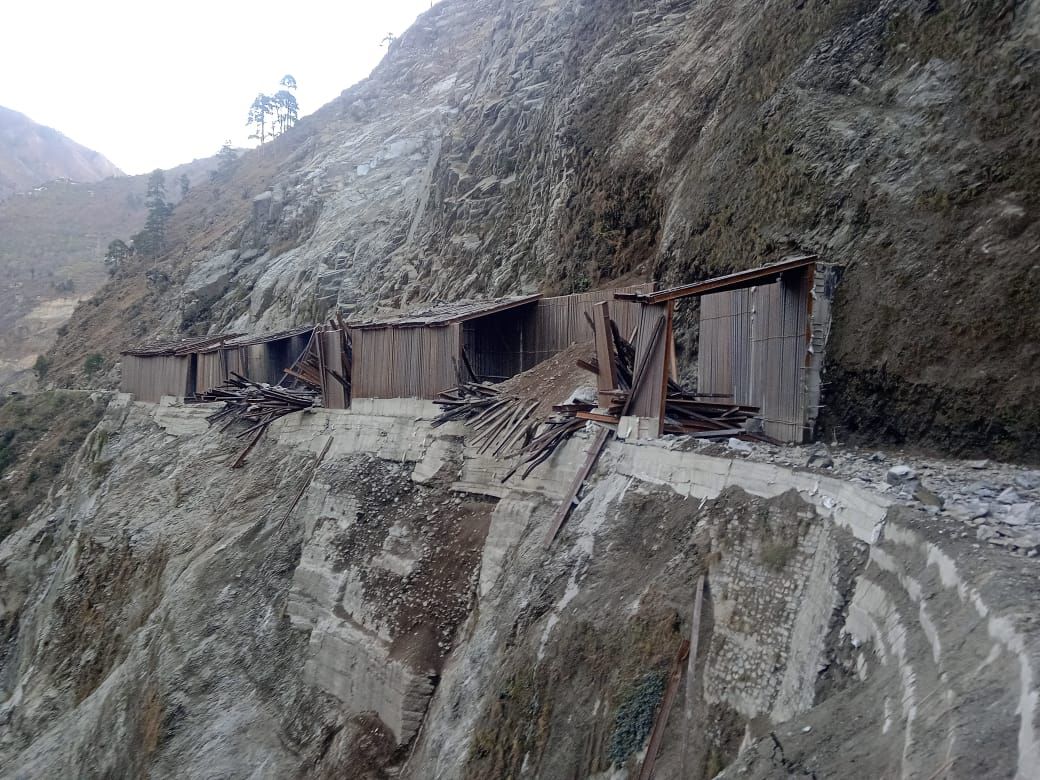 Shooting stones hinder traffic movement on Jmu-Sgr highway - Ziraat Times Shooting stones hinder traffic movement on Jmu-Sgr highway - Ziraat Times