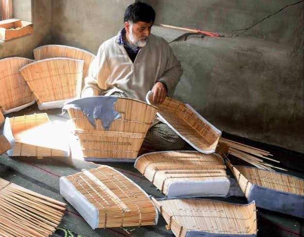 Shupp - Kashmir’s traditional rice sifting tool - finds fewer buyers ...